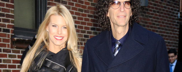 Heiß! Howard Stern überzeugt als Xmas-Drag Queen | Promiflash.de