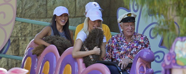 Hugh Hefner: Im Opa-Roller durch Disneyland | Promiflash.de